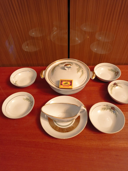 Чайник,ваза,кружки,сметанница.