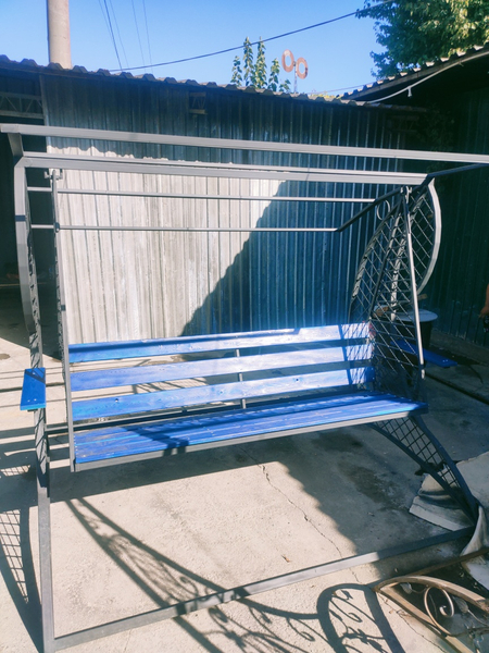 Продам качели металлические новый