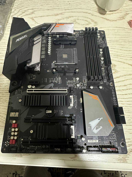 Материнская плата Gigabyte B450 AORUS PRO, своя