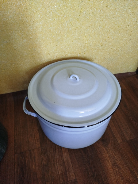 Продается эмалированная кастрюля