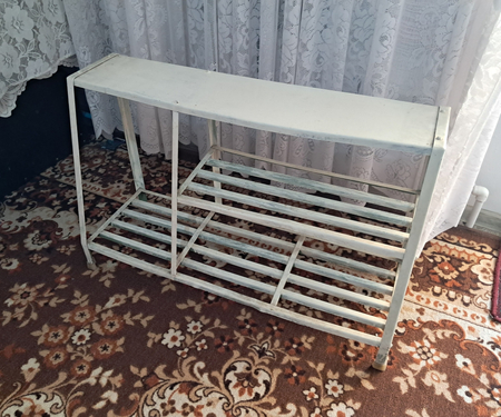 Oyoq kiyim qo'yadigan sotiladi.