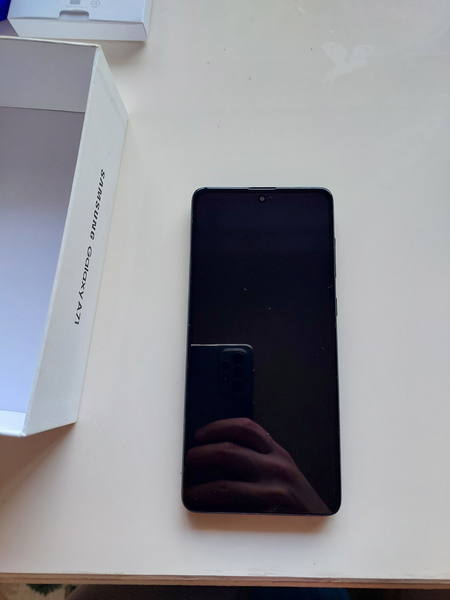 Продам Samsung A71 чёрный и беглого цвета.
