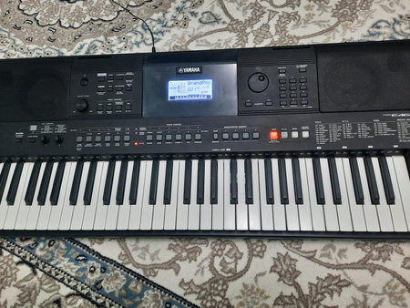 Yamaha sintezator/ pianino psr E463