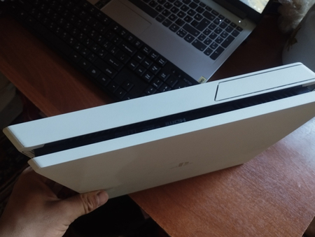 Playstation 4 xolati zor 2 kun ishlatilgan  2 ta pulti bn