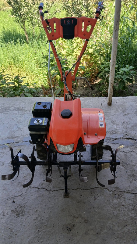 Yer ag'daradigan traktor