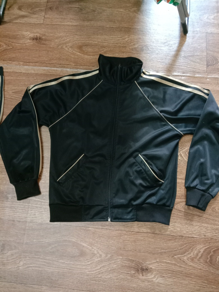 Продается спортивный костюм