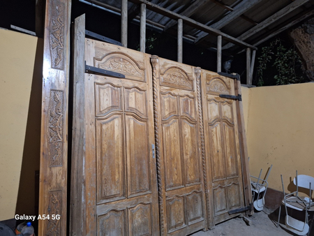 Darvoza Sotiladi Yongoqdan yasalgan boyii 2.80 eni 3mtr qalinligi 6sm