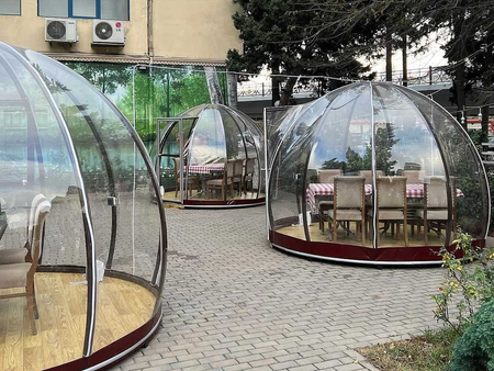Iglo. Oynali gumbaz.