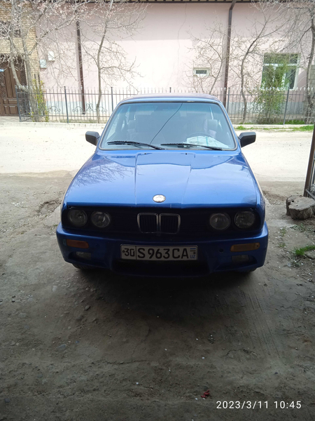 Автомобиль BMW 323