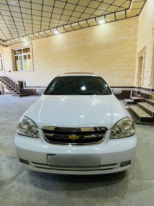 Lacetti 1.8 sotiladi