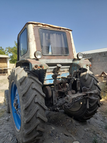 Traktir srochni sotiladi