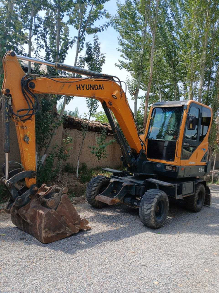 Hundai ekskavator sotiladi.