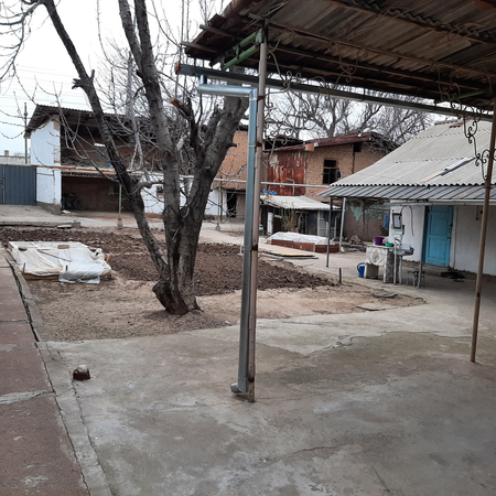 Продается участок в Азадбаше 7,5 соток, жилой дом из 4-х комнат.