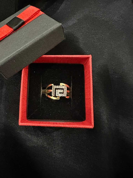 ПРОДАМ Кольцо и Серьги (Комплект VERSACE) ЗОЛОТО 585 Пробы / 7.65 Грам