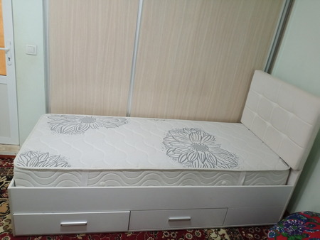 Bir kishilik divan va ishkopi bn birga