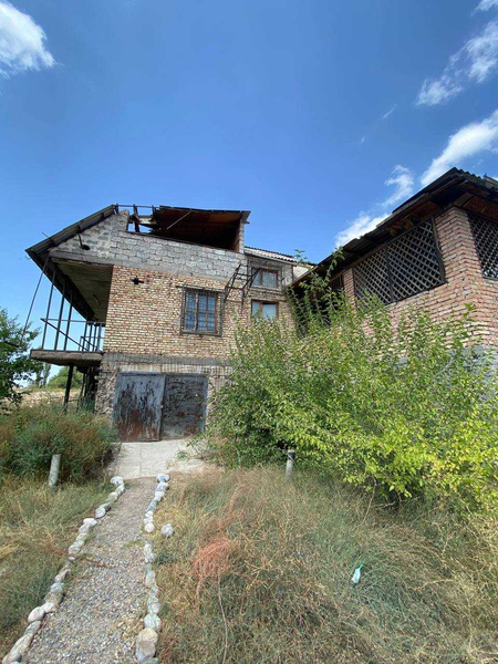 Продаю ВИЛЛУ 3 этажа с камином и бассейном с гаражом и ванной в доме.