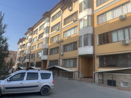 Srochno Shota rustaveli kuchasida navastroykali 4 xonali uy sotiladi