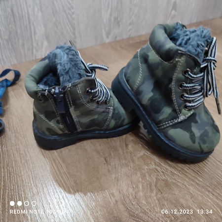 Продам детские ботинки