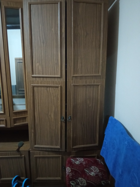 Servant 2 ta shkafi bn pasida i tepasida kickina shkoflari  bor