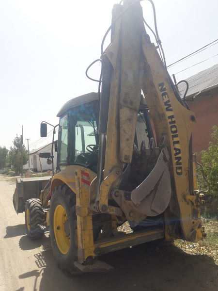 Ekskavator pogruzchik New Holland sotiladi