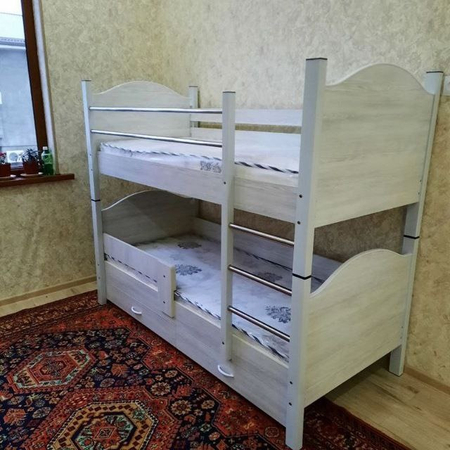 Mebel ikki etajni va bir kishilik kapotli karavatlar.