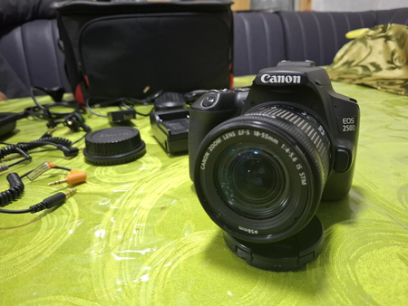 Canon 250D sotiladi