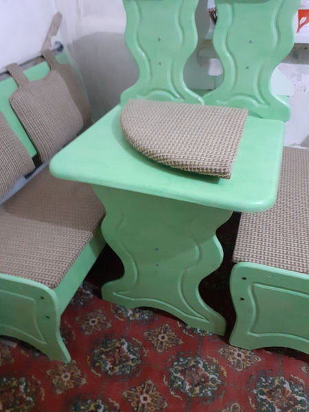 Кухонный уголок со столом