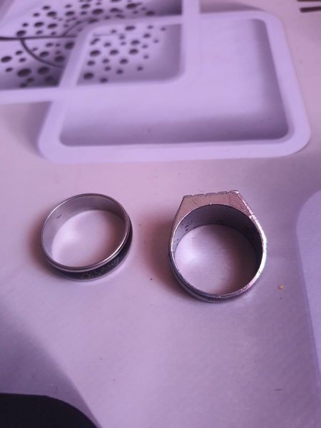 Erkaklar uzuklari yaltiroq rangli metalldan