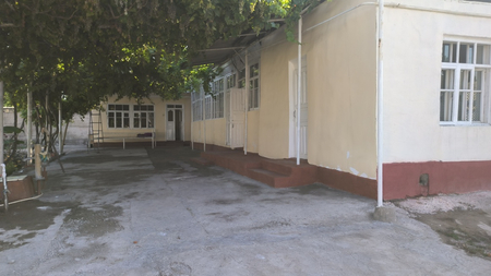 Hovli uy sotiladi