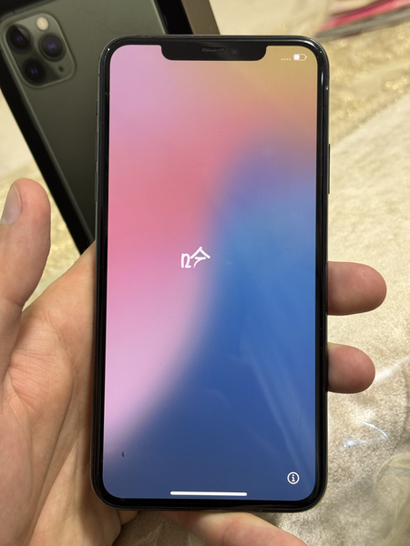 11 Pro Max 256gb 71% yomkast ekranida kichkina dogi bor