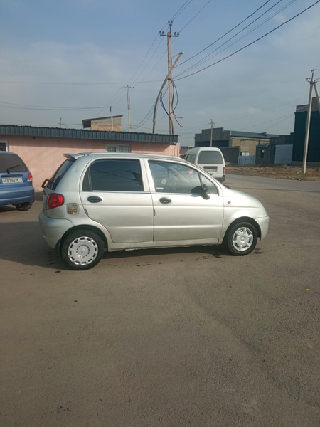 Moshina yaxshi Srochni sotiladi metani bor