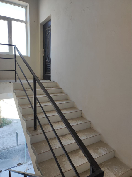 2 qavatli bino sotiladi