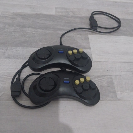 SEGA, joystiklari va tv ulagichlari bilan
