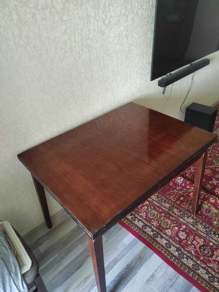 Продам стол, лакированный.