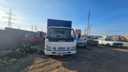 Бортовая грузовая ISUZU NQR 71 PL с тентом