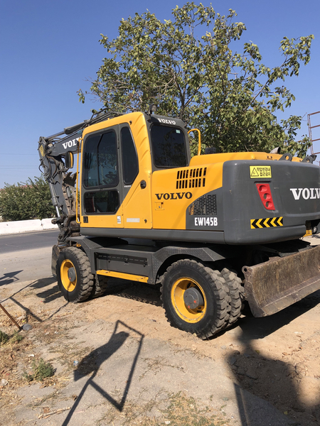 Услуги экскаватора Volvo 145B.