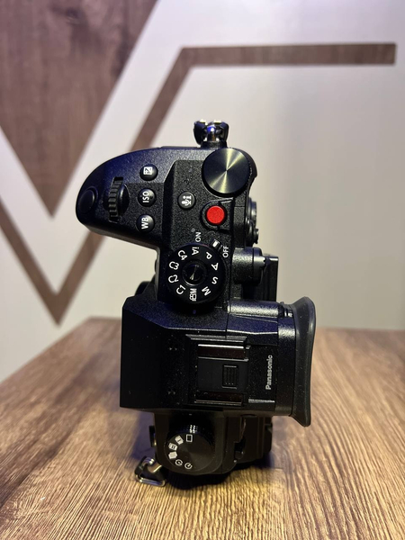 Panasonic Lumix DC-GH6 Kit 12-
60mm f/2.8-4.0 ASPH Power OIS
60mm f/2.