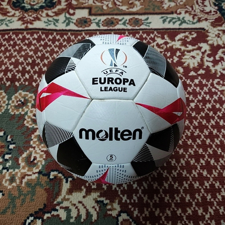 Футбольный мяч Molten UEFA Europa League
