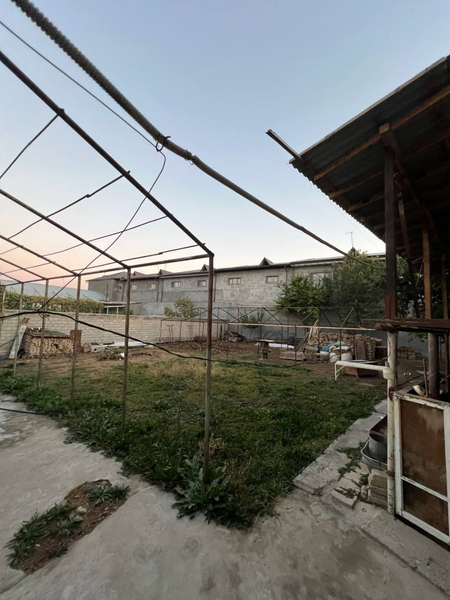 Nazarbekda 8.5 sotix yolni yuzida yer sotiladi