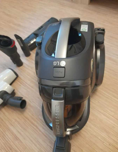 Пылесос с авто-системой прессования пыли Kompressor VC83209UHAV