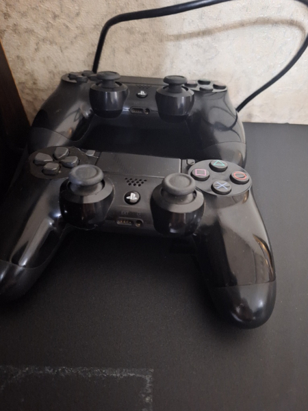 Продам ps4. Почти новая.