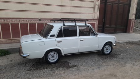 Lada vaz 21011 sotiladi