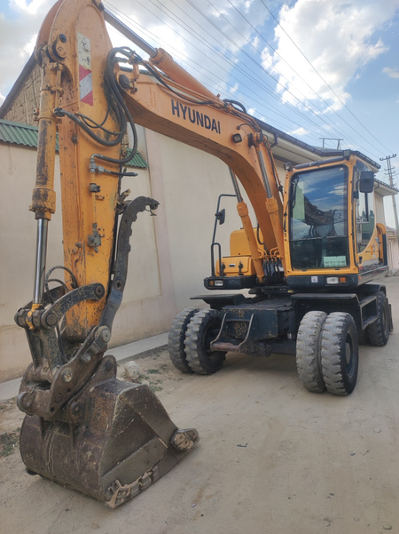 Hyundai ekskavator sotiladi