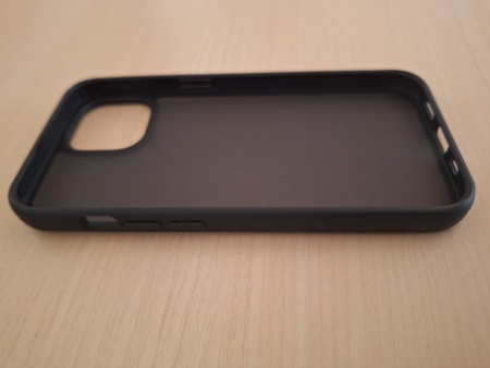 Продаю чехол Spigen для iPhone 15 оригинал