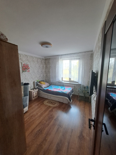 Продаю 4/5/5 массив Феруза-2, вдоль дороги, балкон 2х6.