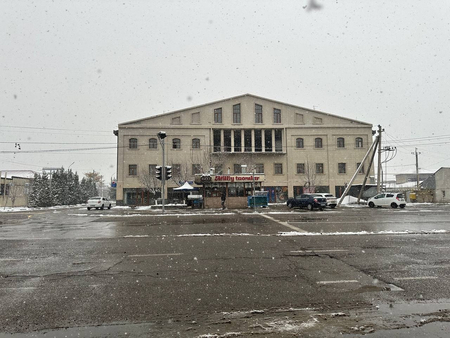 Продаётся 1 этаж здания 905 м2 на сельхозе (аграрный) сотилади, аренда