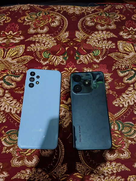 2 ta telefon sotiladi
