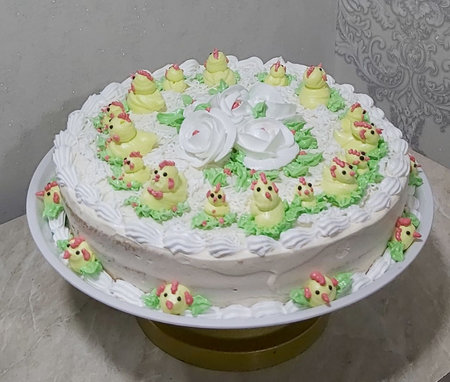 Торты, корейские салаты, пирожные, фигурки с маршмеллоу.