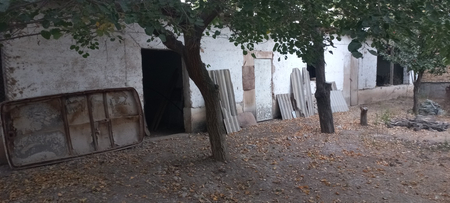 6 sotiqli yarim yayyor hovli sotiladi