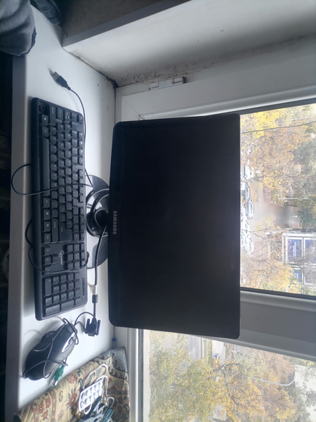 Samsung monitor yaxshi holatda
